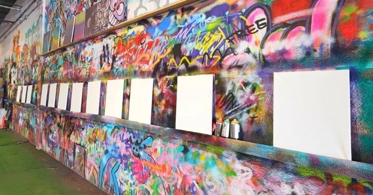 Drag Spray Paint & Sip Workshop in Chicago at Studio W.I.P.