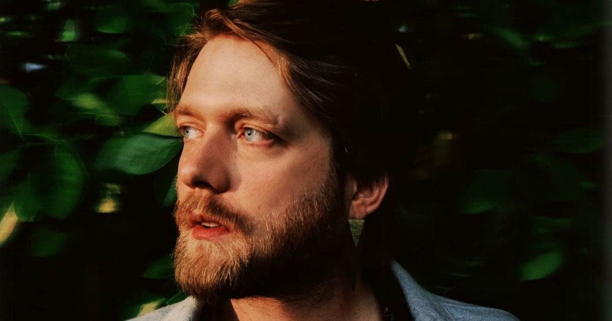 TAYLOR ASHTON with guests in Seattle at High Dive