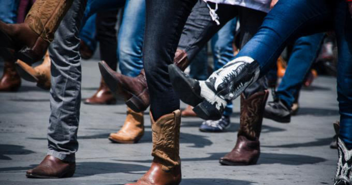 Line Dance Lessons in Franklin at The Bunganut Pig Franklin