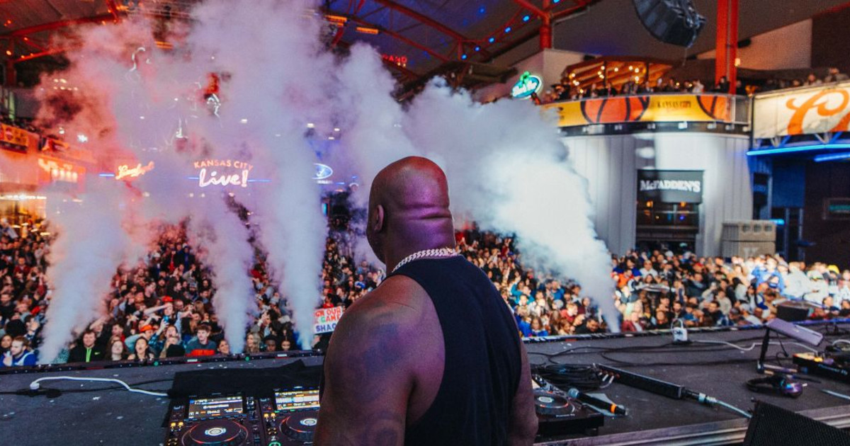 Shaquille O'Neal (aka DJ Diesel) at Miller Lite Fan Fest Live! in