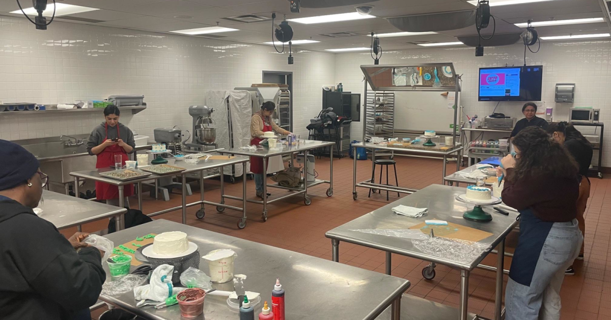 Advanced Cake Decorating , Roses and Borders Layered Cakes in