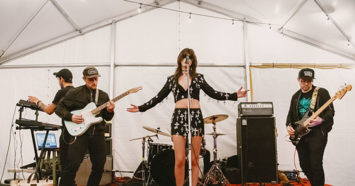 Howdy Texas w/ Mikky & The Doom, Travis Roberts, Anastasia Hera,