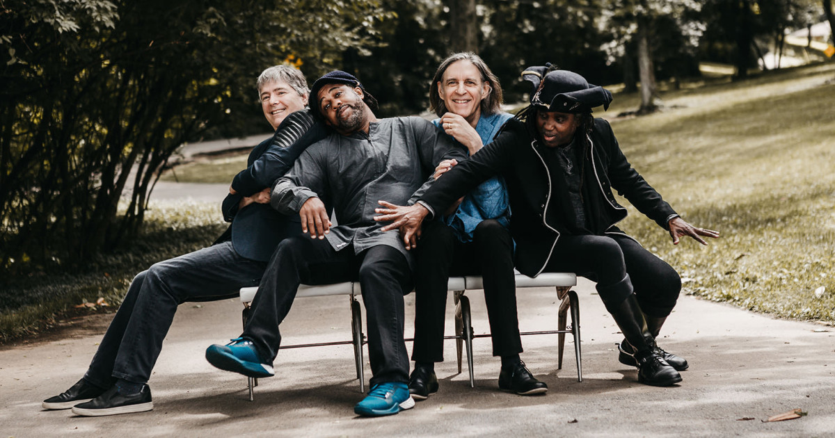 Béla Fleck & The Flecktones: Jingle All The Way, feat. Victor