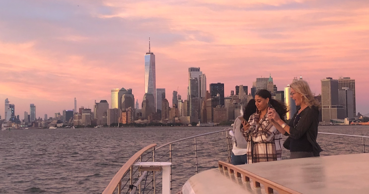 Sunset Cocktail Cruise aboard the 1950 Yacht Full Moon in NYC at