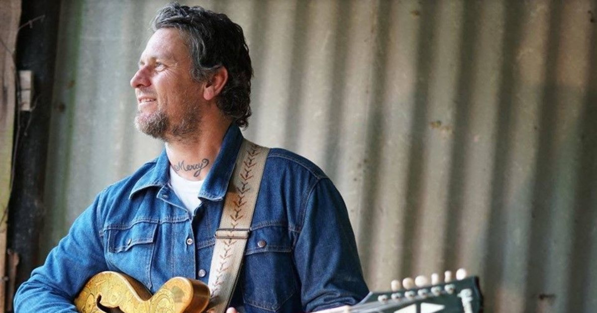 Eric Lindell: Unplugged and Acoustic in Fall River at Narrows