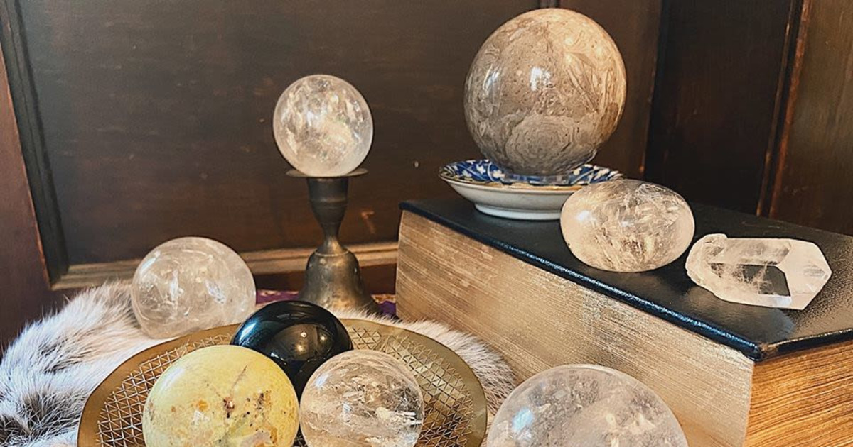 Fortune Telling with a Crystal Ball in Chicago at Sideshow