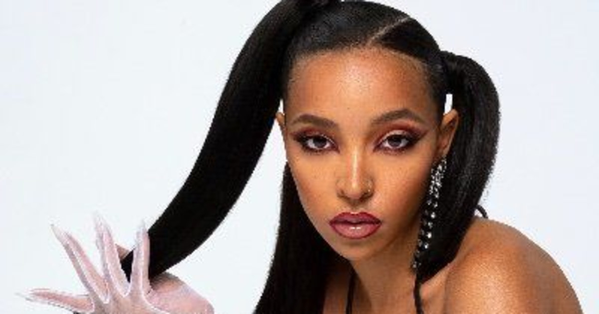 Tinashe LiveXLive on Instagram in Los Angeles at #DoStuffAtHome