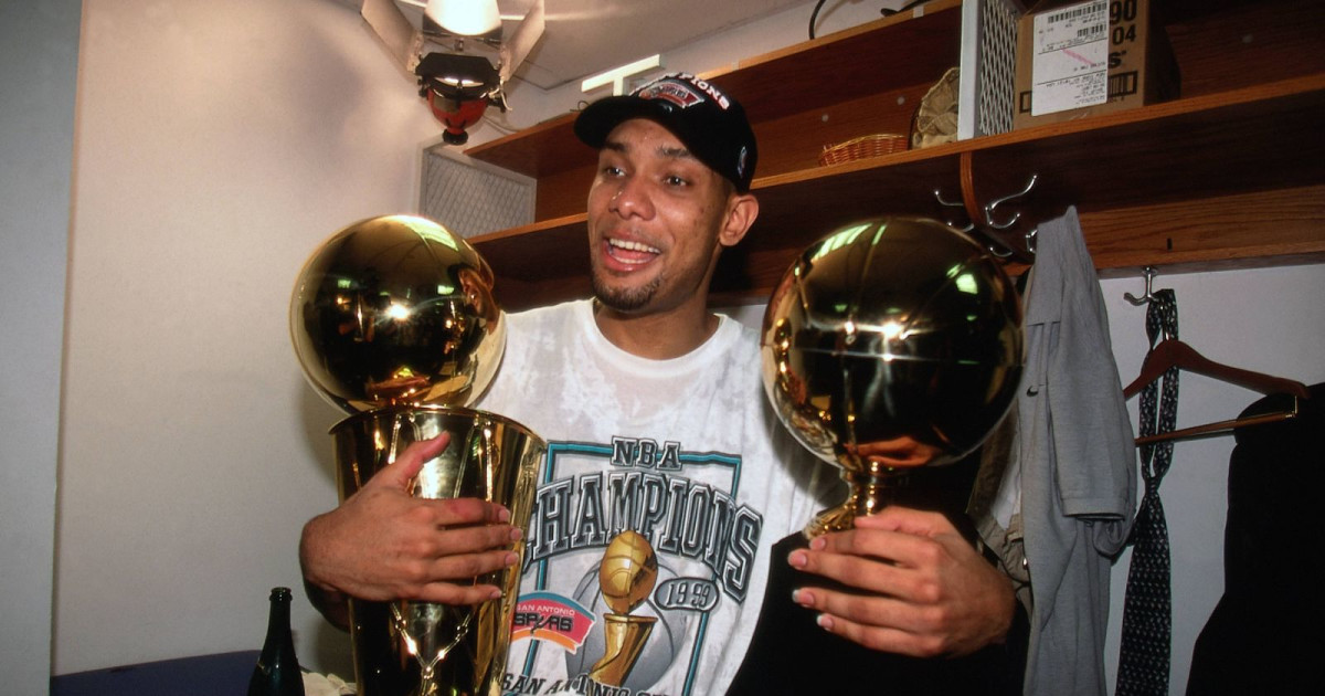 Tim Duncan Hall of Fame Photo Walk in San Antonio at Frost Bank